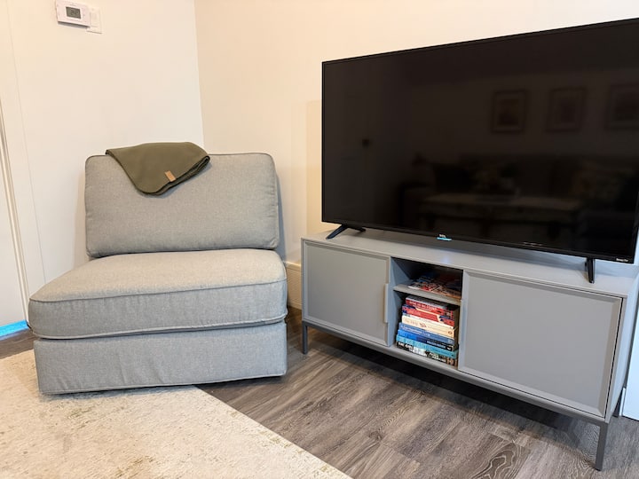 The Lake Loft | Lake Access | Cozy 2 Bedroom - Alberta