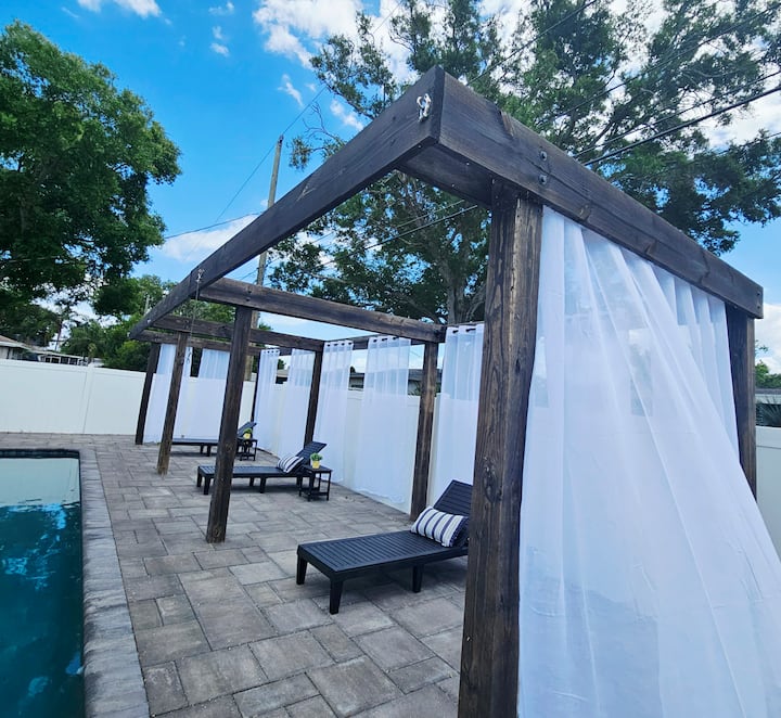 Tranquil Pool Home In Clearwater - Clearwater, FL
