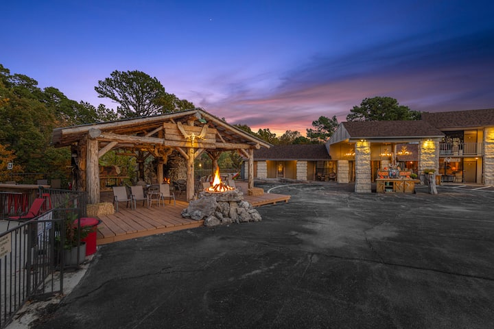 King Bed*50" Roku Tv*fire Pit*salt Water Pool*wifi - Eureka Springs, AR