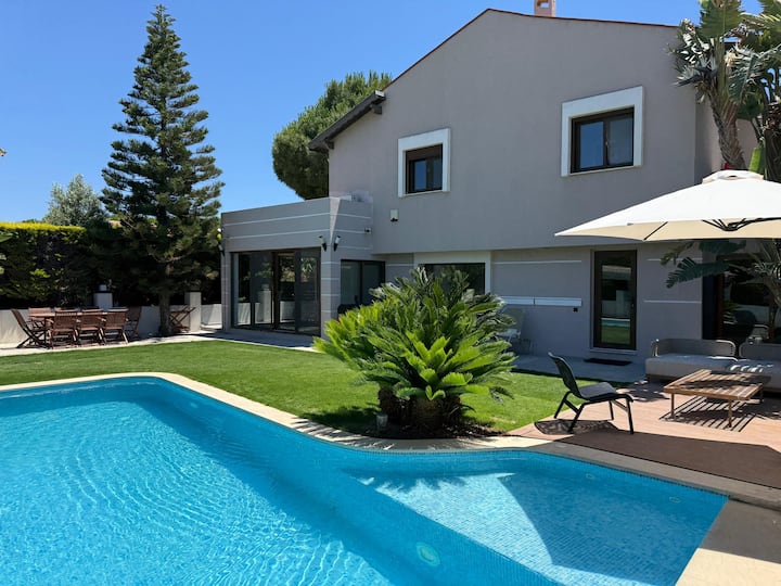 Müstakil Havuzlu Geniş Bahçe Ve Salonlu Villa - Alaçatı
