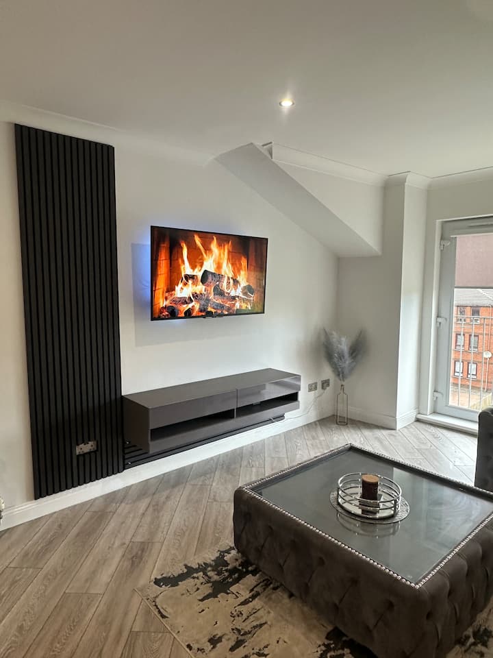 2 Bed Ensuite Flat, Private Parking, Wifi, Sky Tv - Motherwell