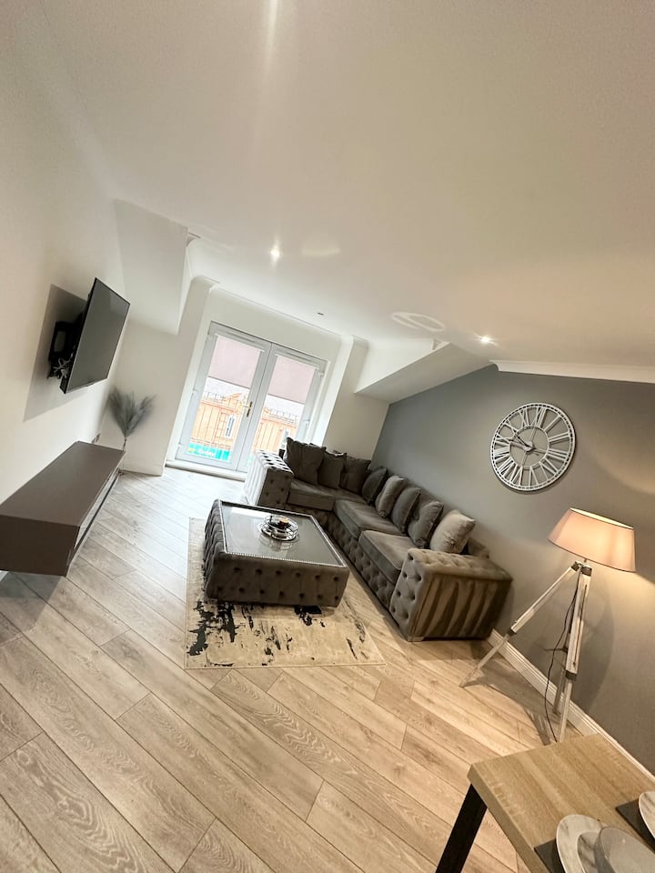 2 Bed Ensuite Flat, Private Parking, Wifi, Sky Tv - Motherwell