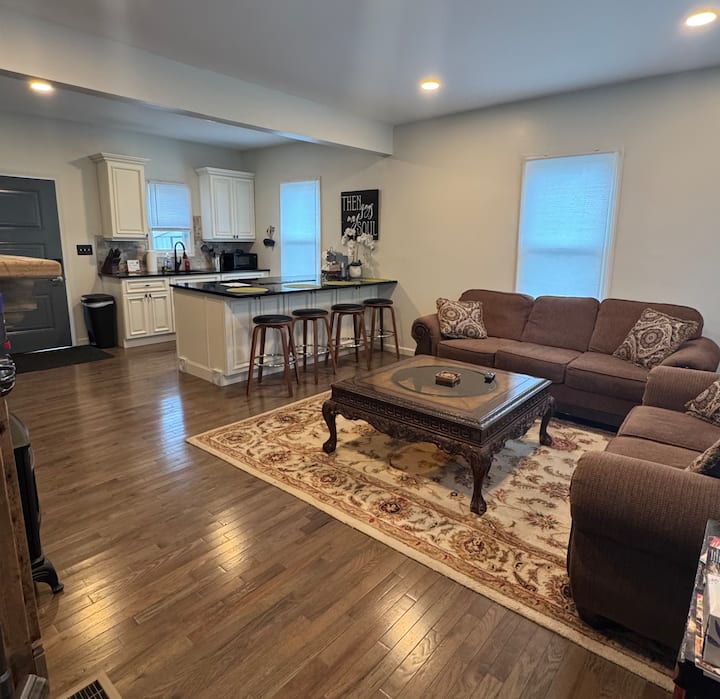 A Lovely 2 Bed 1.5 Bath Townhouse *All New*kingbed - Galway, NY