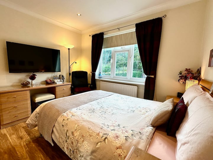 Bright Double Bedroom With 50” Smart Tv + Parking - Croydon, UK