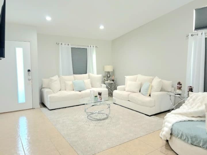 Cozy Home Centrally Located W/pool - La Quinta, CA