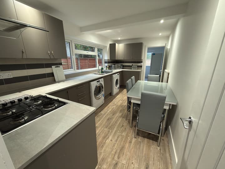 New Launch *Up To 9 Person Stay* Free Parking - Kettering