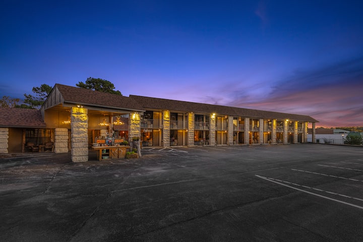 King Bed*fire Pit*wifi*50" Roku Tv*salt Water Pool - Eureka Springs, AR