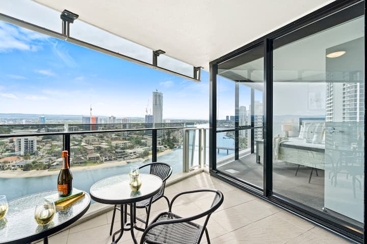 Circle On Cavill Stylish 2 Bedroom Apartment! - Gold Coast