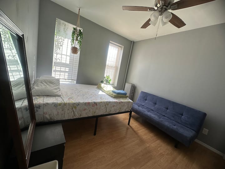 Crown 2 -Single Traveler Deluxe Room - Queens