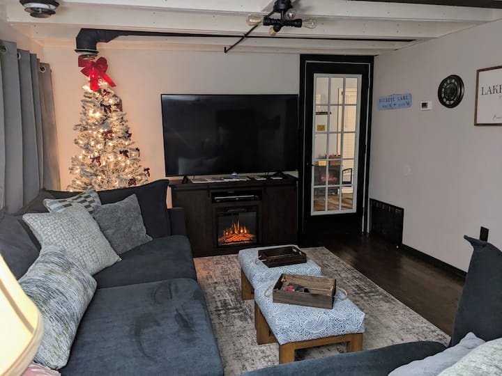 Cheerful 3 Bedroom Cottage Near Lake With Hot Tub - Lost lands festival