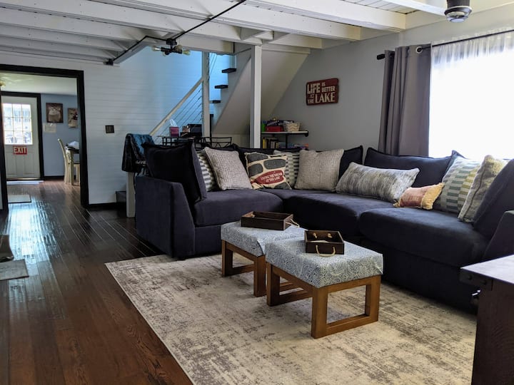 Cheerful 3 Bedroom Cottage Near Lake With Hot Tub - Lost lands festival