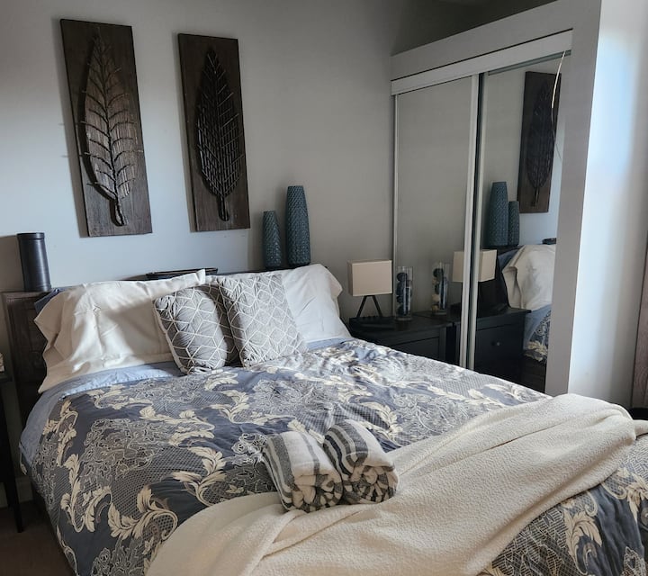 4 Bdrm West Home With Hot Tub + Studio Suite - レスブリッジ