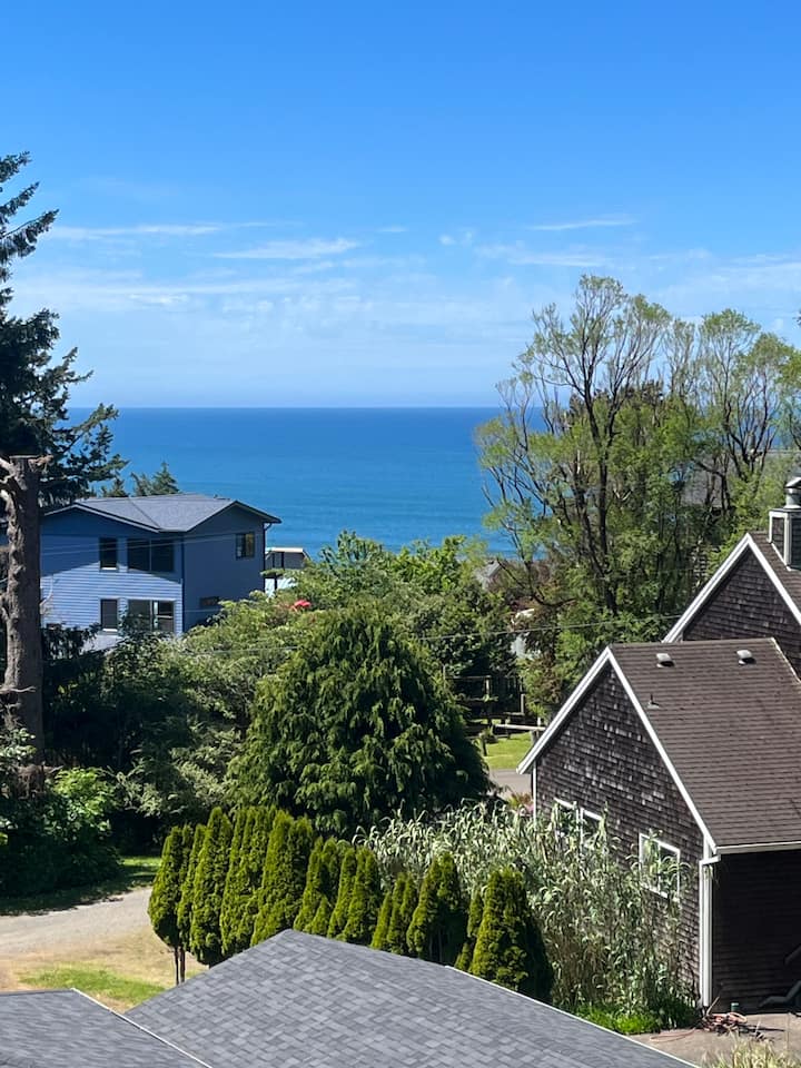 Neptune & Chill~ 4-bedroom Beauty With A Hot Tub - Oceanside, OR