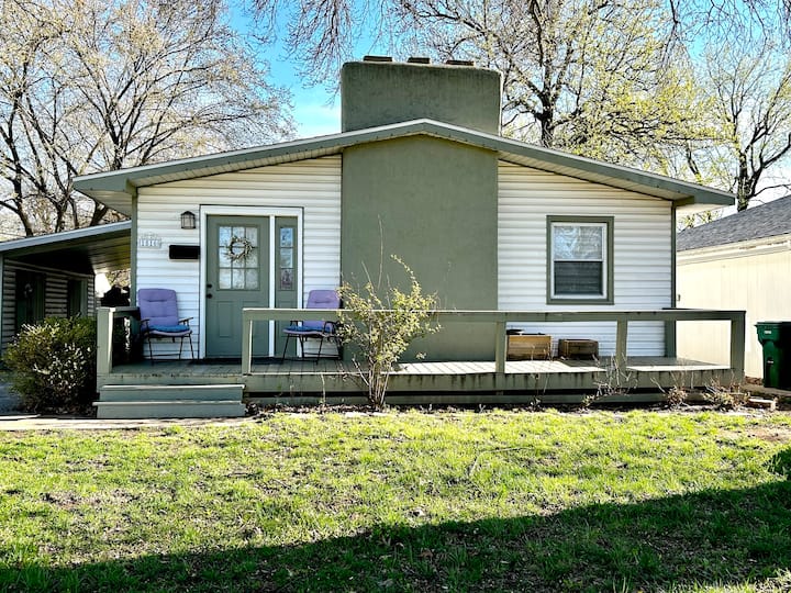 Cute, Cozy Home! One Block From Mercy! - Springfield, MO