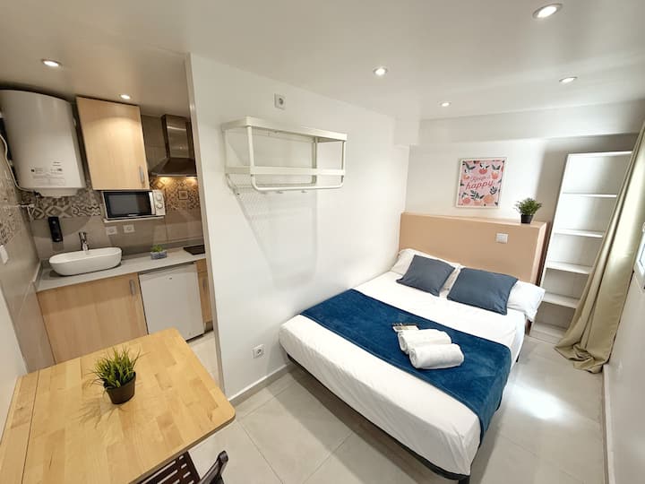 1 Estudio Nuevo Con Cocina. Frente Al Metro - Molins de Rei