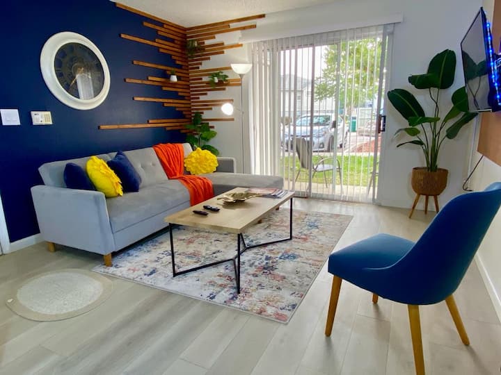 Botanical Retreat: King Comfort & Poolside Peace - Gainesville, FL