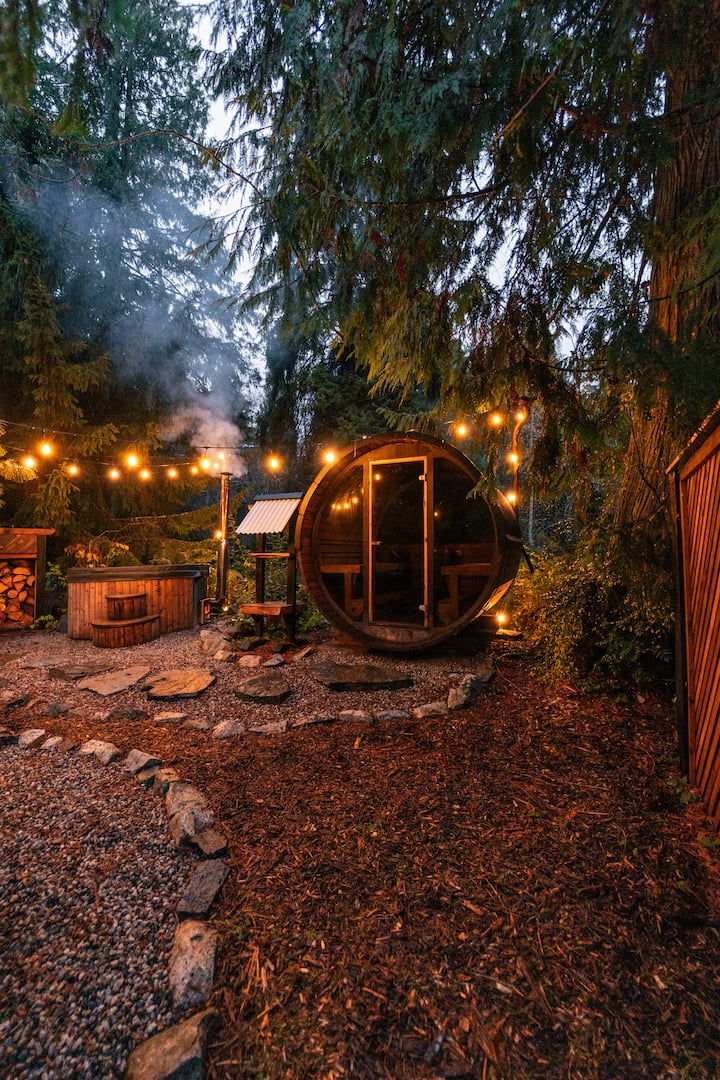 Luxury "Barn" Geodome On Beautiful Farm With Spa - Sechelt