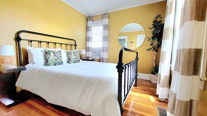 Main Street Apartment #1 | 2 Bed/1 Bath | - 워릭