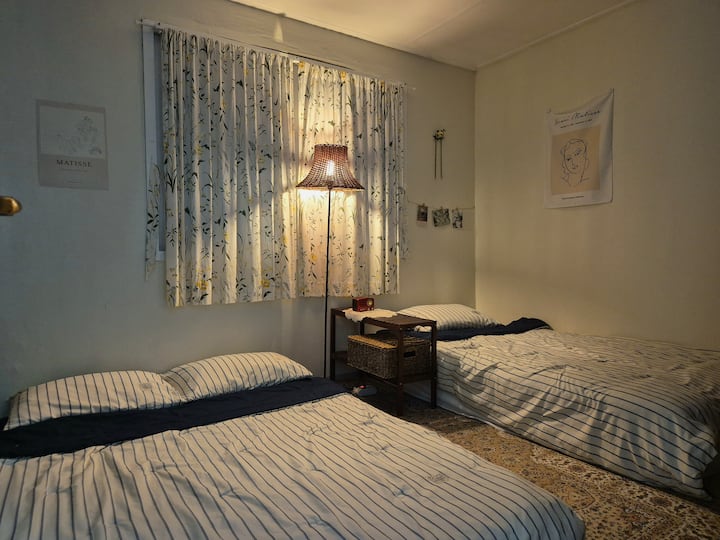 안동시내, 찜닭골목, 퀸침대 3개, 화장실 2개 - 송하동