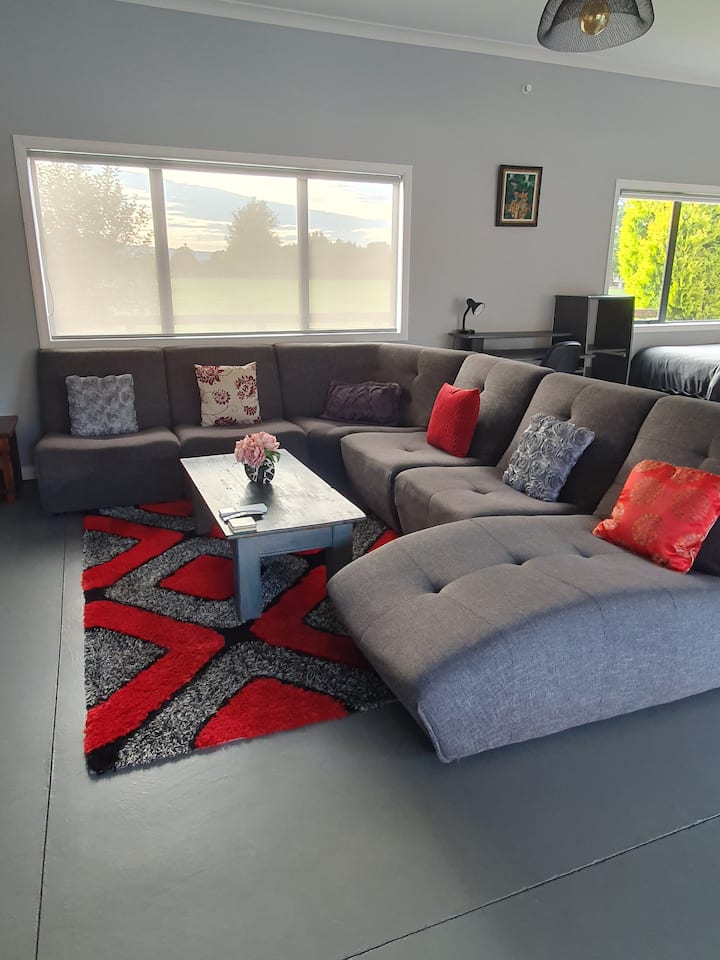 The Red Shed - Large, Modern Suite On 2 Acres - Matamata