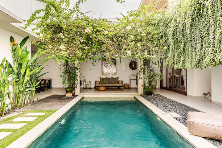 Stylish Designer Villa W/ Rooftop Lounge & Pool - Canggu