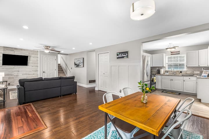 Cozy Farmhouse Close To Shopping And Dining - Auburn Hills, MI