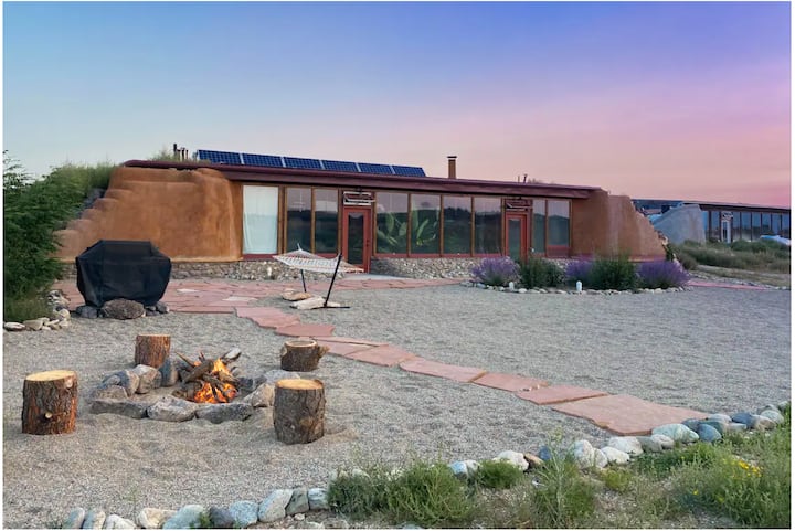 Casaluz Desert Earthship Retreat: Cozy Offgrid - New Mexico