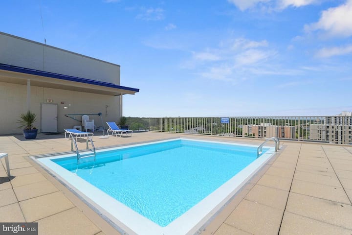 Cozy Clean Beach-front Ground Level Efficiency - Rehoboth Beach, DE