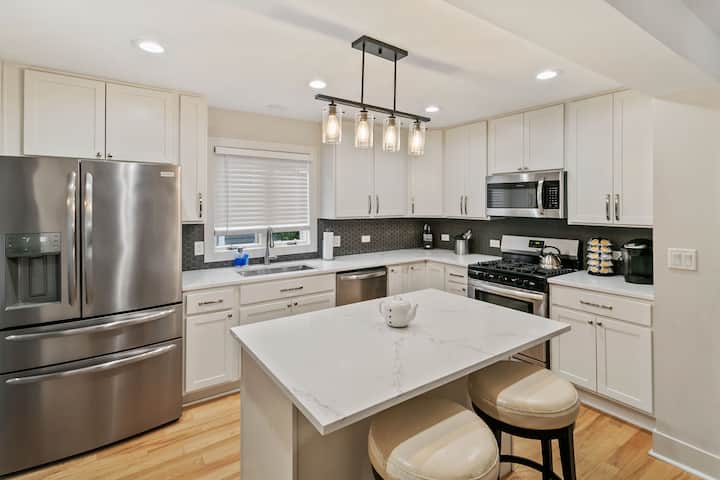 Modern 4 Bedroom, 2.5 Bath House In Libertyville - Lake Forest, IL