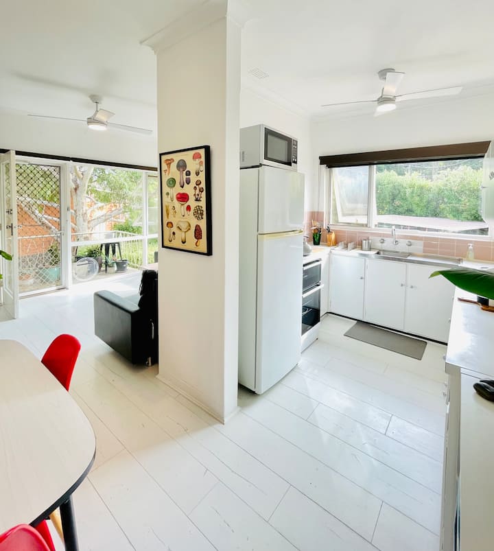 Inner North Retro Gem - Pet Friendly - University of Canberra