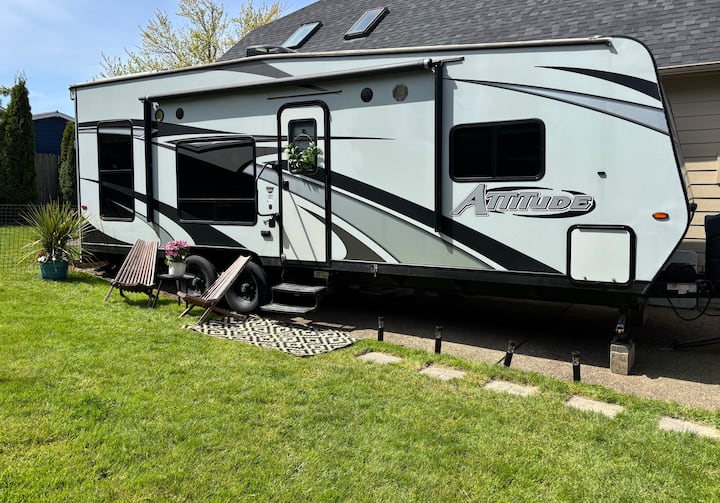 Charming 1 Bedroom With Bonus Sleeping Space. - Eugene, OR