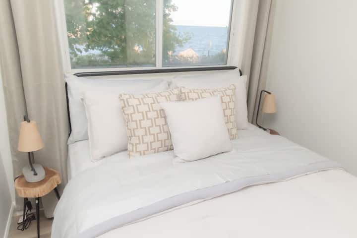 Lake Front, Modern Lake Getaway - Leamington
