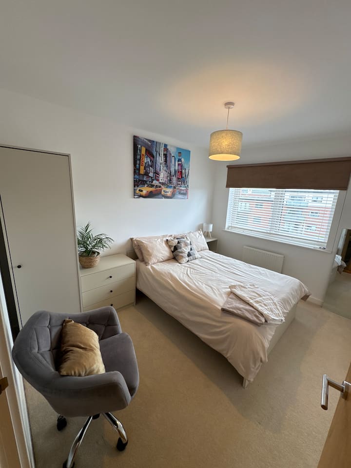 Cosy & Clean Double Room By Harry Potter, Watford - Hemel Hempstead