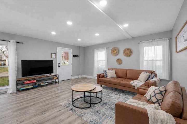 Top Rated 4br, Walk To Stdm,4 Parking, Fenced Bkyd - Columbus, OH