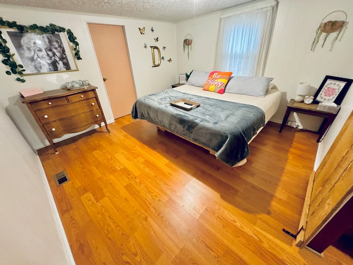 Flossie's Place: Dolly, Elvis, Cash, Inspired Home - Indian Mountain State Park, Jellico