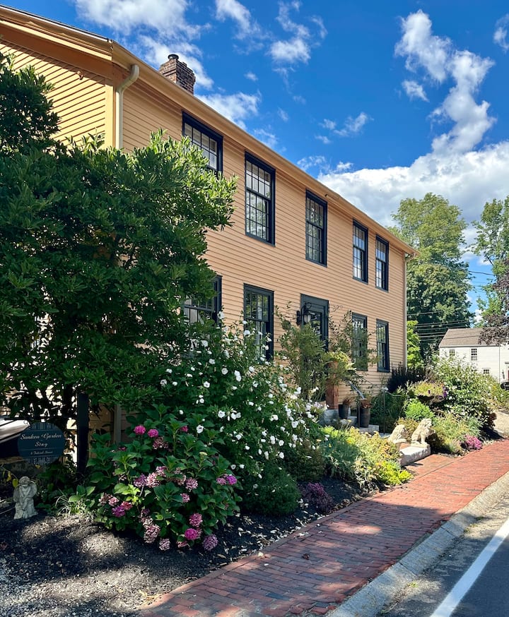 Historic Elegance At The Sunken Garden Stay - Damariscotta, ME