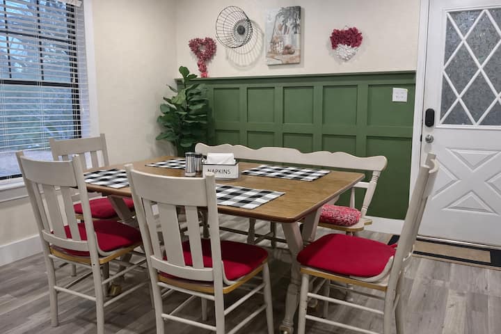 Secluded,firepit-paddleboat-fishing-king Bed-rural - Brenham, TX