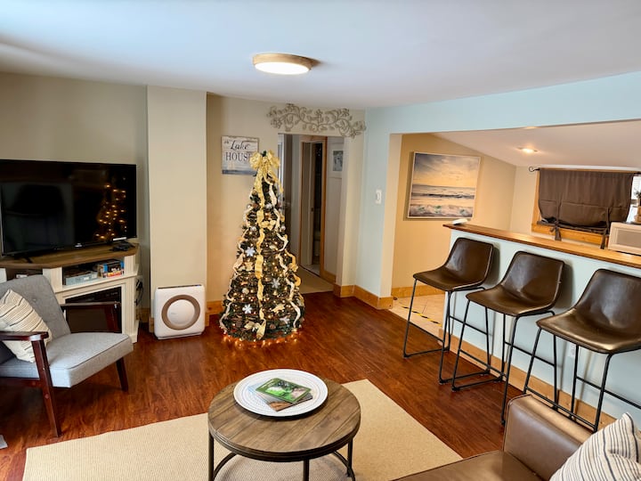 Coop Cottage. -Off Season Pricing - Charlevoix, MI