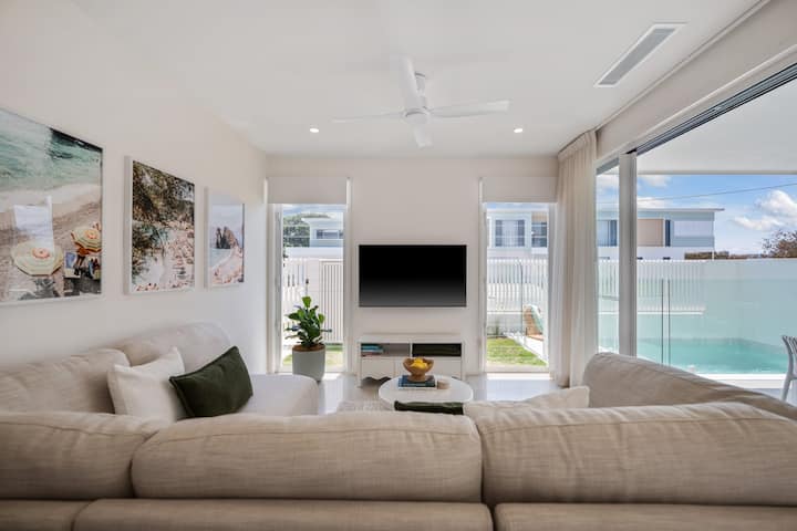 Villa Arco Luxe 3bed Coastal Retreat, Golden Beach - Caloundra