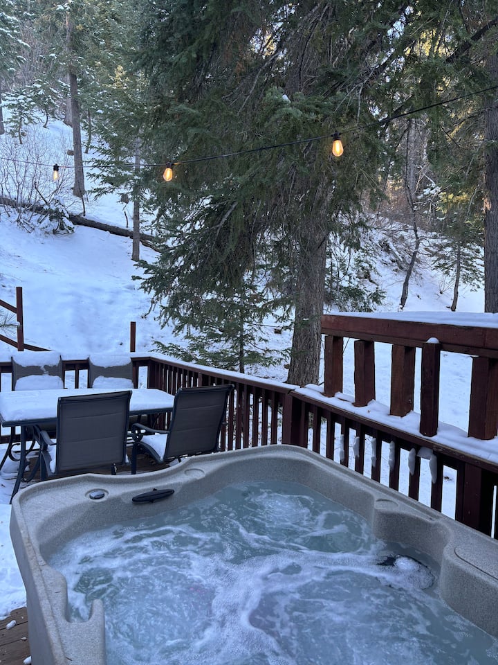 Moonridge Treehouse Cabin & Hot Tub - 大熊湖