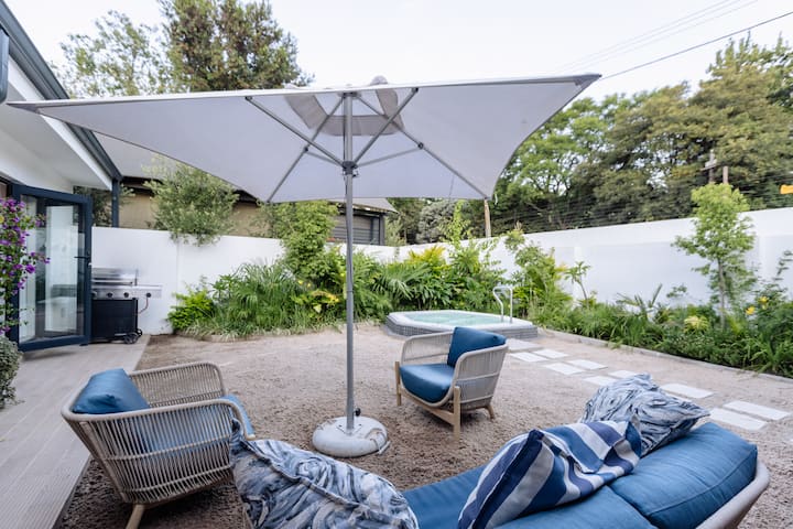 Private Island In Sandton | 2-bedroom Luxury Suite - Johannesburg