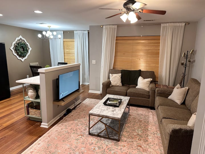 25 Min From Uptown, Cozy Townhouse - Charlotte, NC