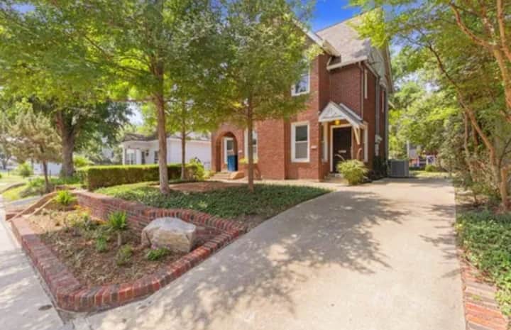 Spacious 2br/1ba Upstairs Home Old East Dallas - Oak Lawn - Dallas