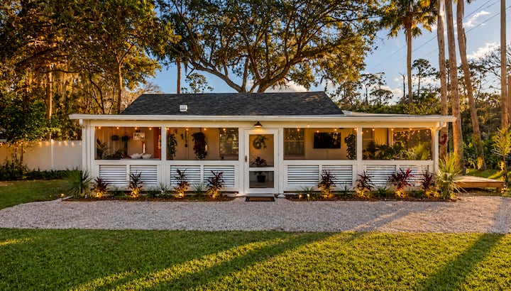 Cheerful Bungalow In New Smyrna Beach W Cozy Porch - New Smyrna Beach, FL