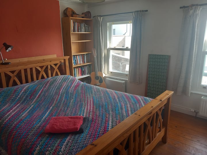 Bright Room In Shared House. - Cork
