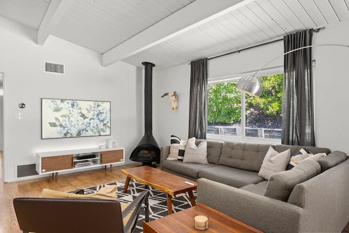 Mcm Retreat W/ Pool & Spa | Lush, Quiet, Central - Lakeside
