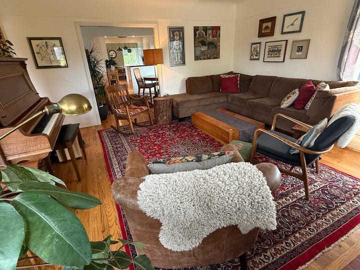 Bright, Cheerful Family-friendly Home In Oak Bay - Victoria