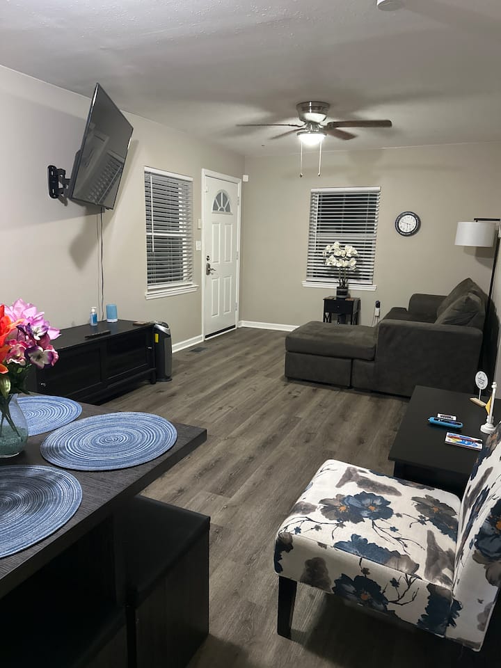 Walking Distance To Fsu, Shops And Restaurants.