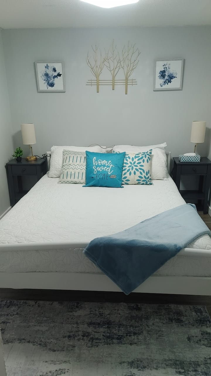 Blue Poppy Suite: Cozy With A Dedicated Workspace - Red Deer