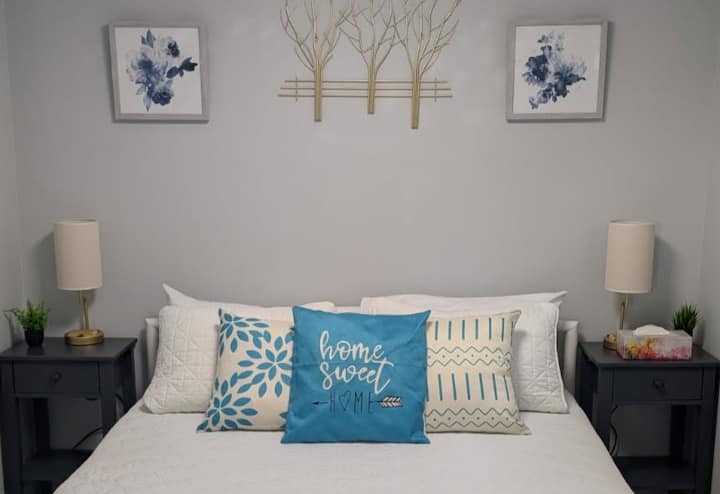 Blue Poppy Suite: Cozy With A Dedicated Workspace - Red Deer